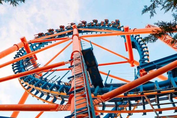 Stunt Fall Warner, la montaña rusa más intensa del parque | Estiber